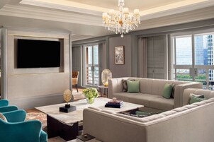 Suite Presidencial, 1 quarto, varanda | Sala | Televisor LED de 65 polegadas com canais digitais, televisor 