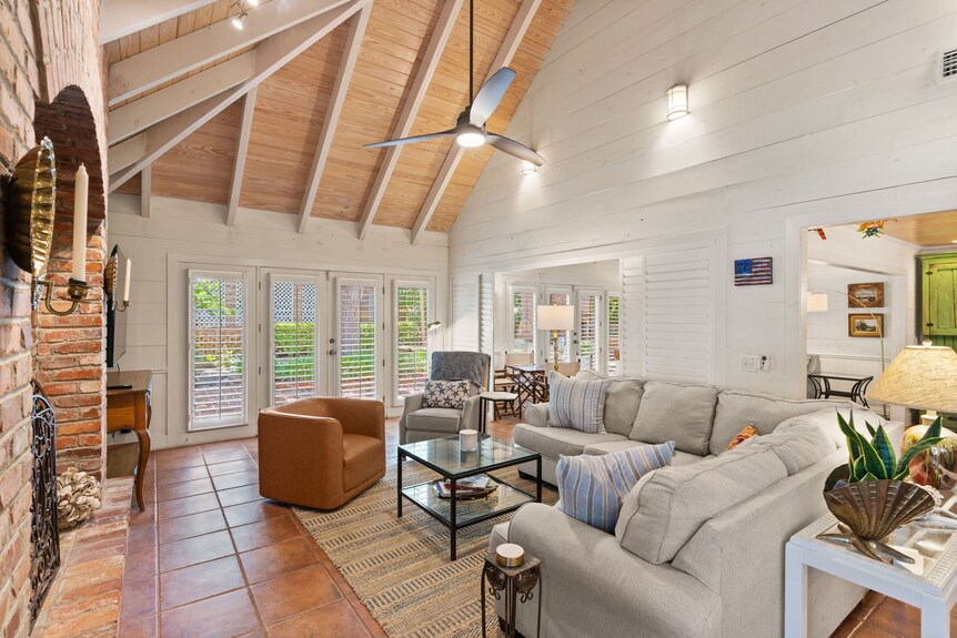 Fab East Beach Cottage, Pets, Pool & Spa; 30 Sec To The Beach! 6 Seat Golf Cart! - Florida