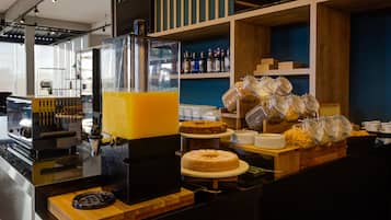 Café da manhã com buffet grátis todos os dias