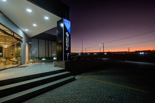 Fachada do alojamento (tarde/noite)