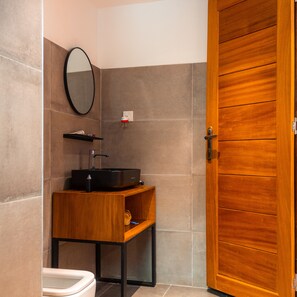 Quarto luxo | Banheiro | Chuveiro, chuveiro com efeito de chuva