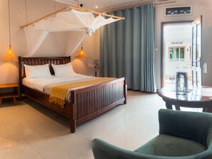 Quarto luxo, 1 cama Queen | Individualmente decorados, individualmente mobiliados, escrivaninha