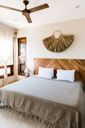 Quarto, 1 cama king-size, cozinha, vista para o oceano | Roupa de alta qualidade, minibar, cofre no quarto 