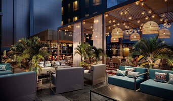 2 bares/lounges, este bar com transmissão de jogos em direto 