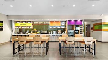 Café da manhã com buffet grátis todos os dias