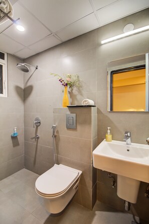 Quarto superior | Banheiro | Chuveiro, ducha de hidromassagem, produtos de toalete grátis 