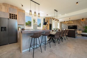 Villa, 4 quartos, piscina privativa, vista para a montanha | Cozinha privada | Um micro-ondas, um forno, uma máquina de lavar louça 