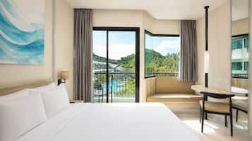 Quarto Duplo ou Twin Superior, vista para a piscina | Cofre no quarto, secretária