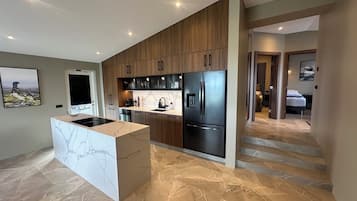 Apartamento Deluxe | Cozinha privada | Um frigorífico/congelador grande, um micro-ondas, um forno