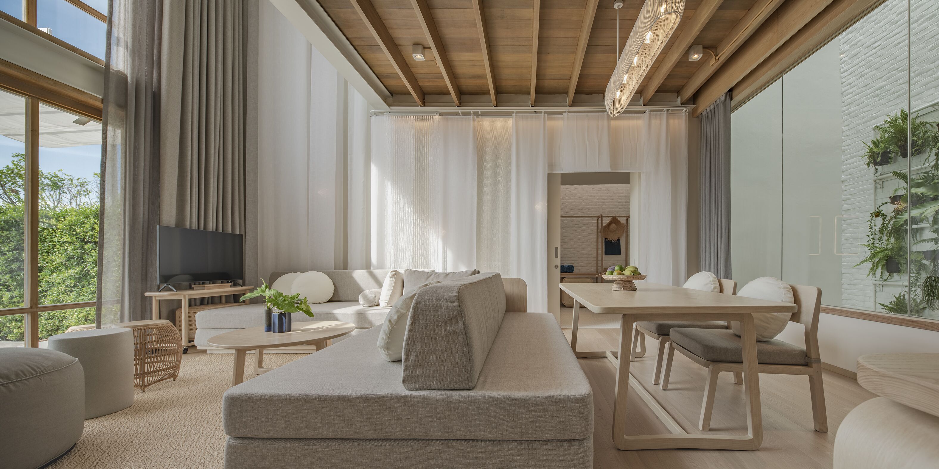 River View Pool Villa Suite | Sala de estar | Smart TV de 43 polegadas com canais por cabo, televisor 