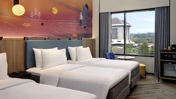 Quarto Triplo Familiar, Vista para a cidade | Cofre com capacidade para portátil, secretária