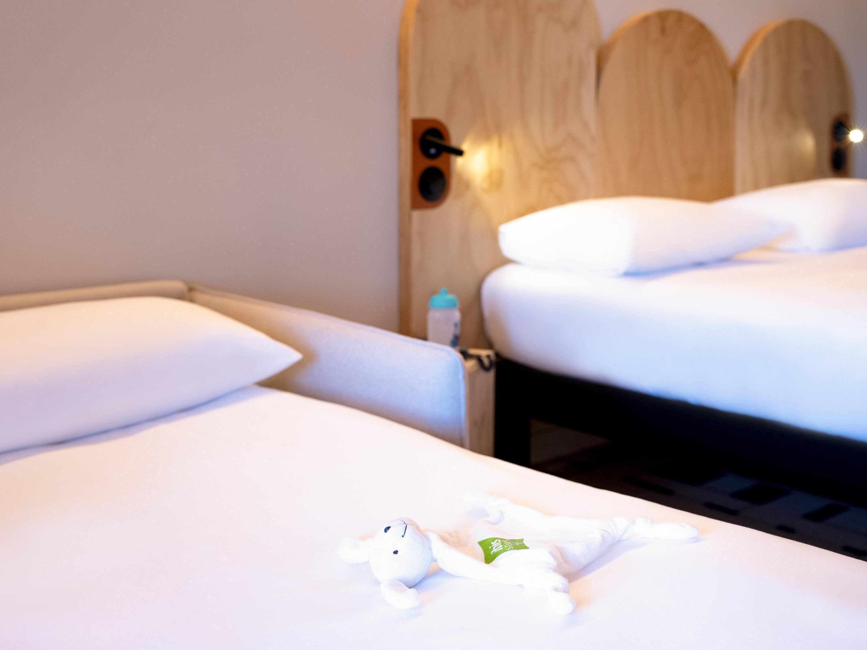 Quarto Standard, 2 camas individuais | Roupa hipoalergénica, com mobília individualizada, secretária 