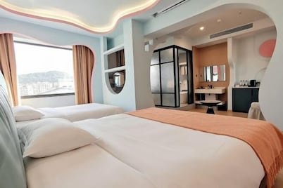 Tongren Grand Hotel (Tongren High-speed Railway Station Ancient City Pedestrian Street Branch)