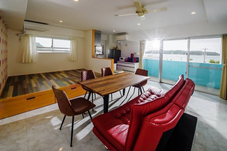 Red Room / Uruma Okinawa - 沖繩市