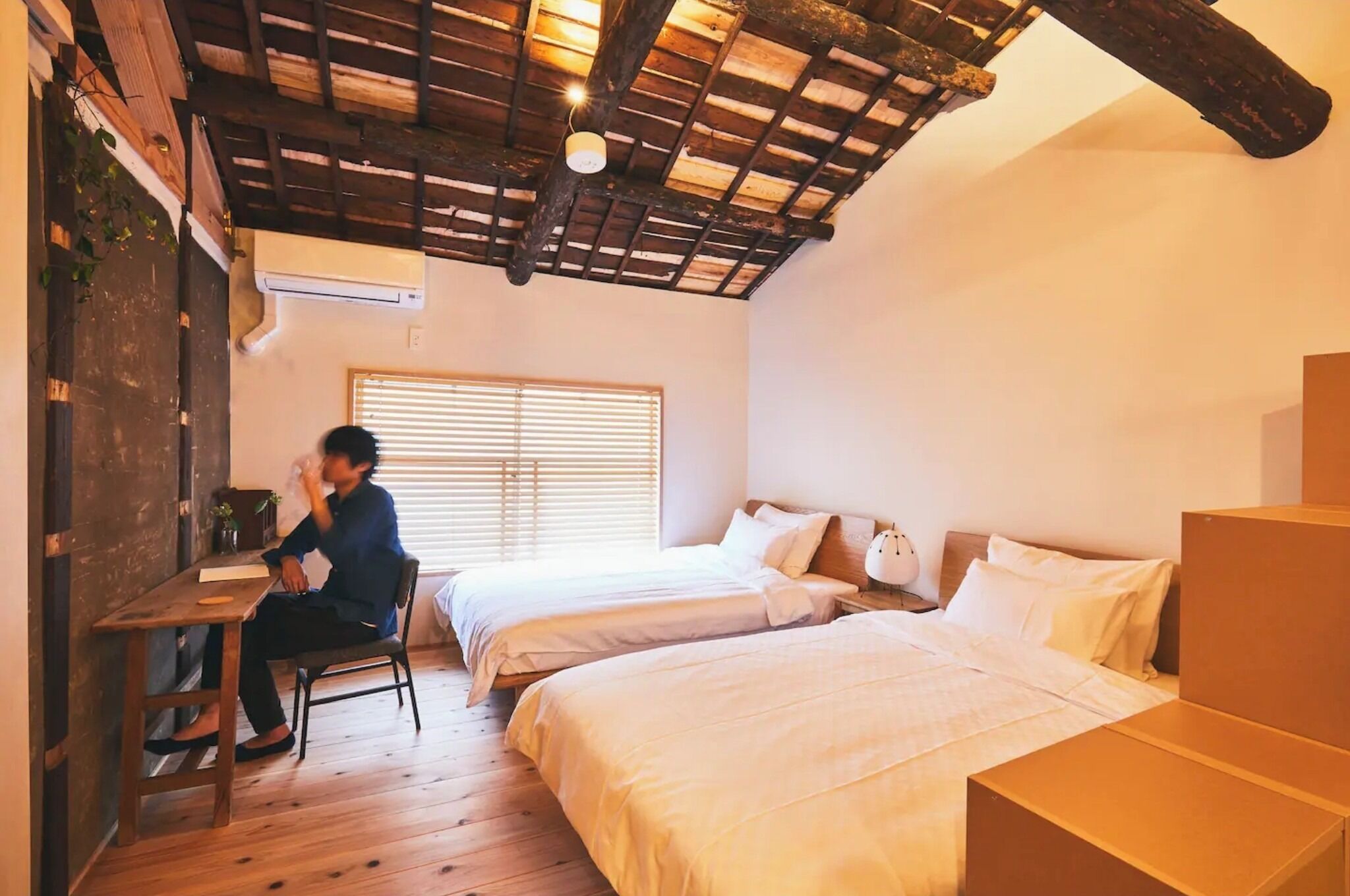 Bio_001 Light Footwork For Travel And Work - 001 / Osaka ōSaka - Japão