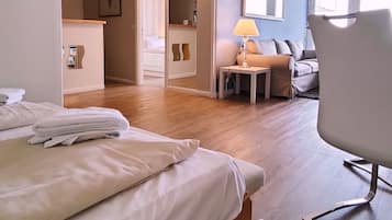 Apartamento Deluxe, 1 quarto, casa de banho privativa, vista para o mar (Herrlicher Meerblick) | Sala de estar | Ténis de mesa