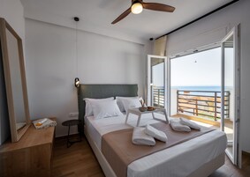 King Suite Sea View | First Floor | Roupa de alta qualidade, com decoração personalizada 