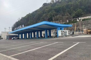 Área de estacionamento coberta em azul, com um carro e uma pessoa caminhando.