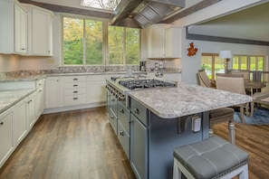 Casa, várias camas, pátio | Cozinha privada | Um frigorífico, um micro-ondas, um forno, uma placa de cozinha