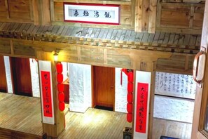 Um quarto japonês tradicional com tatames, biombos shoji e teto de madeira.