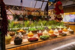 Exposição de diversos alimentos e plantas em ambiente interno bem iluminado.