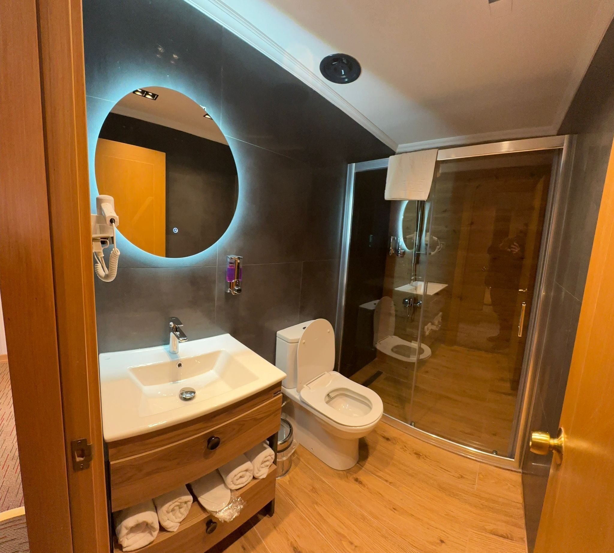 Quarto Duplo Comfort | Casa de banho | Um polibã, um chuveiro de hidromassagem, um secador de cabelo 