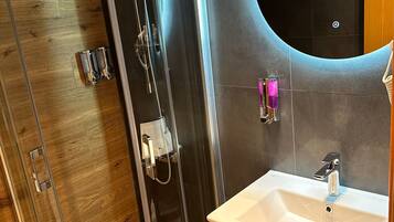 Quarto solteiro conforto | Banheiro | Chuveiro, ducha de hidromassagem, secador de cabelo, toalhas de banho