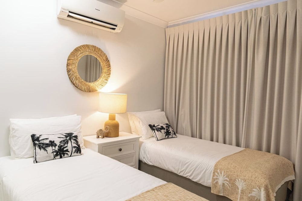 Luxury Tropical Escape: Beachside Villa With Heated Pool & Modern Comforts - Cairns