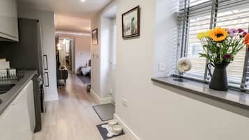 1 quarto, com decoração personalizada, com mobília individualizada