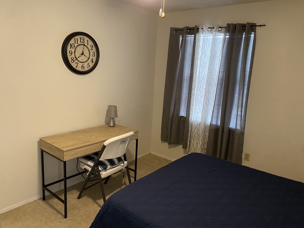 Botanical Retreat: King Comfort & Poolside Peace - Lake Alice, FL