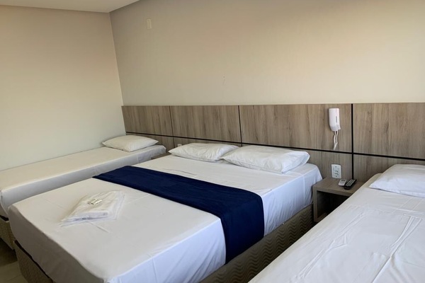 Quarto triplo standard | Roupas de cama antialƩrgicas, Wi-Fi de cortesia, roupa de cama