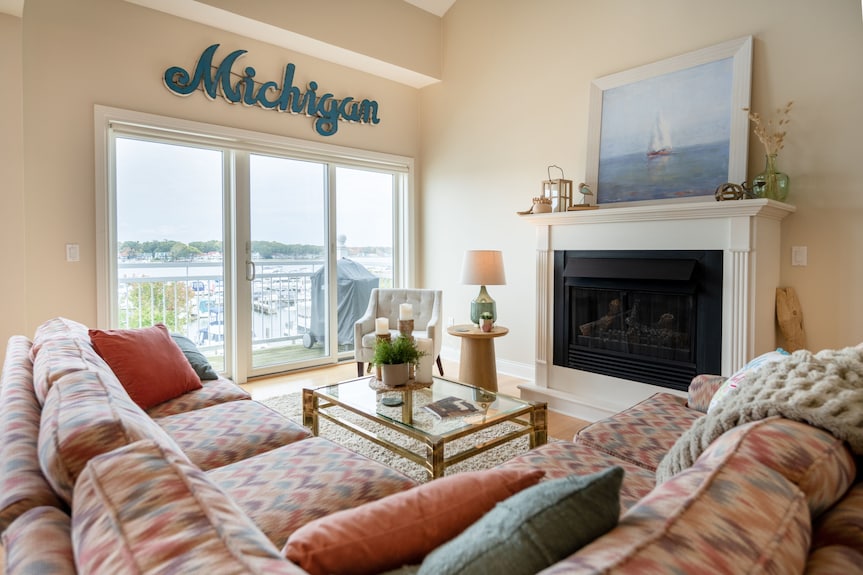 Two Story Upscale Condo W/amazing Lake Views - 格蘭德港