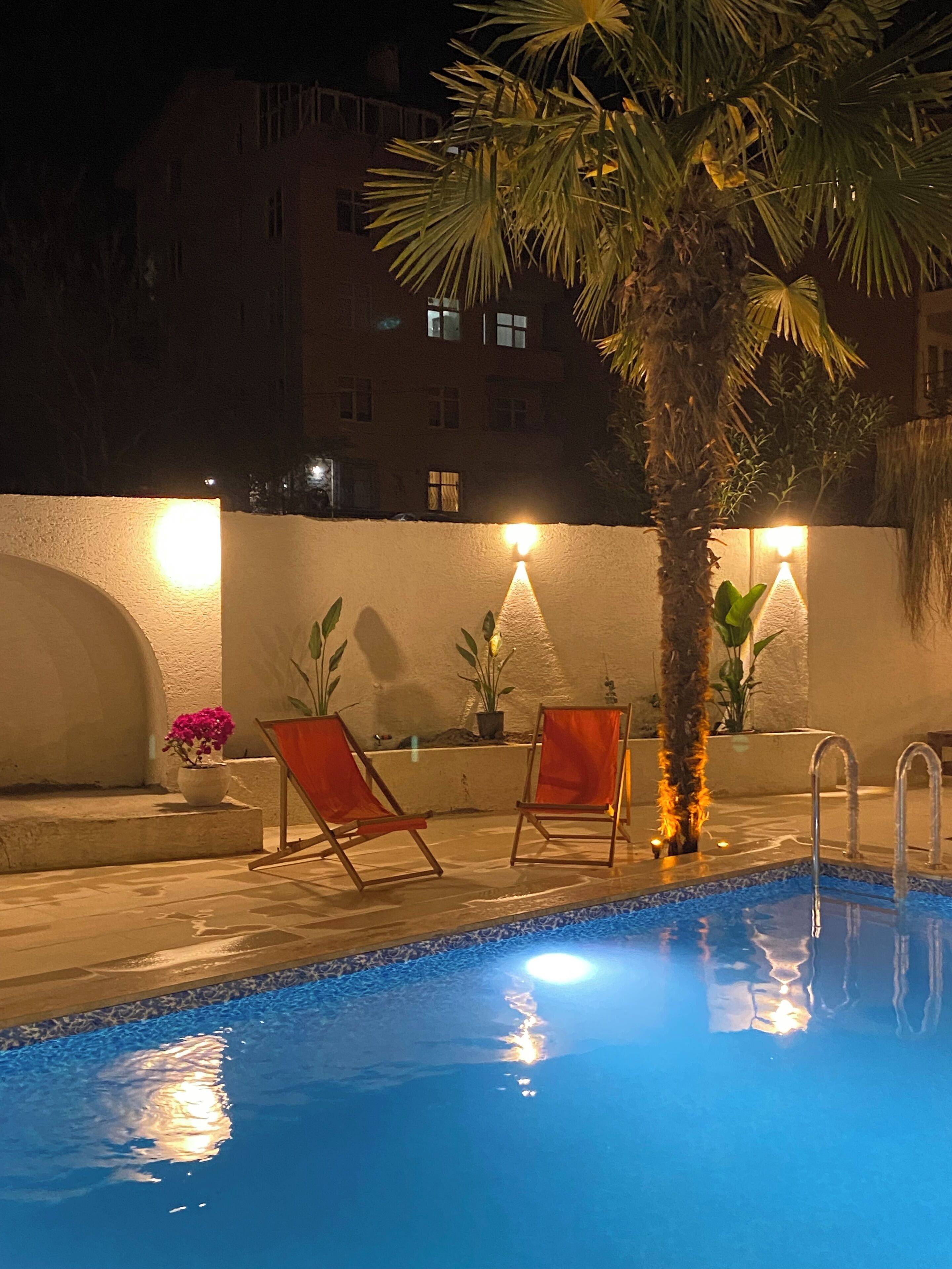 Piscina externa, guarda-sóis, espreguiçadeiras