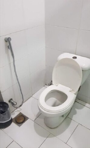 Quarto Duplo Standard | Casa de banho | Um polibã, toalhas fornecidas 