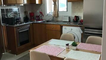 Apartamento | Cozinha privada | Geladeira, micro-ondas, fogão, cooktop