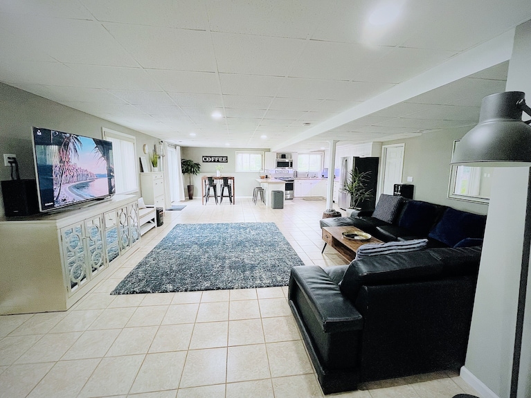 Entire Lower Level In A Private Home With Walkout Fenced Yard. - Illinois