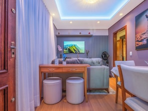 Apartamento Familiar | Sala de estar | Televisor LED de 32 polegadas com canais via satélite, televisor