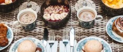 Piscina exterior, da(s) 6:00 à(s) 21:00, guarda-sóis, espreguiçadeiras