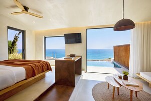 Suite Sea View with Private Pool | Minibar, cofre no quarto, secretária 
