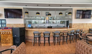 3 bares/lounges 