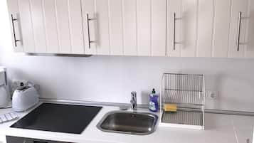 Apartamento, 2 quartos, terraço, vista para o jardim | Cozinha privada | Uma chaleira elétrica