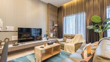 Penthouse Deluxe | Sala de estar | Smart TV de 60 polegadas com canais digitais