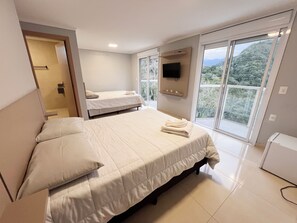 Quarto quádruplo família | Roupas de cama antialérgicas, escrivaninha, Wi-Fi de cortesia