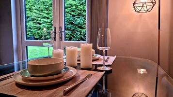 Apartamento luxo, suíte, vista para o jardim (2 bed 1 bath apartment) | Restaurante