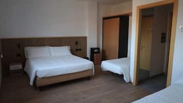 Quarto Triplo Clássico | 2 quartos, cofre no quarto, quartos insonorizados, Wi-fi grátis