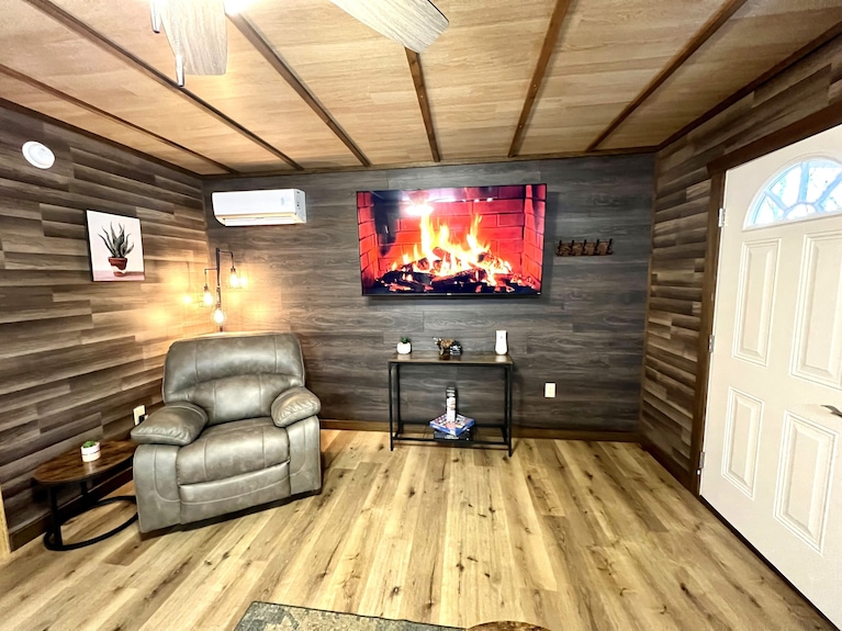 Gorgeous 2-bedroom Cabin On The Watauga River! - Wilbur Lake, TN