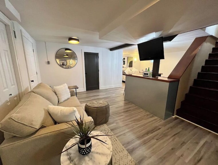 Spacious Basement Apt. Off-street Parking, Washer & Dryer, Kitchenette, Sleeps 4 - Salem, OR