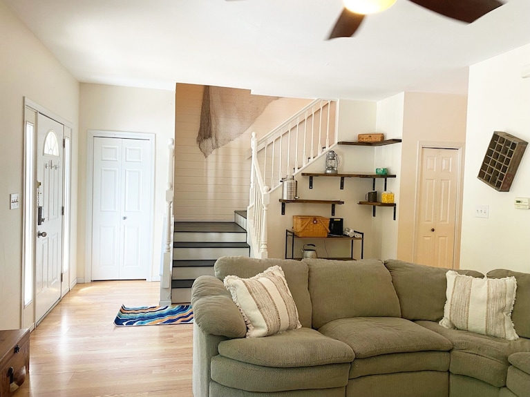 Home With New Furniture, Lake Access, Swimming Pool + Resort Amenities! - Missouri