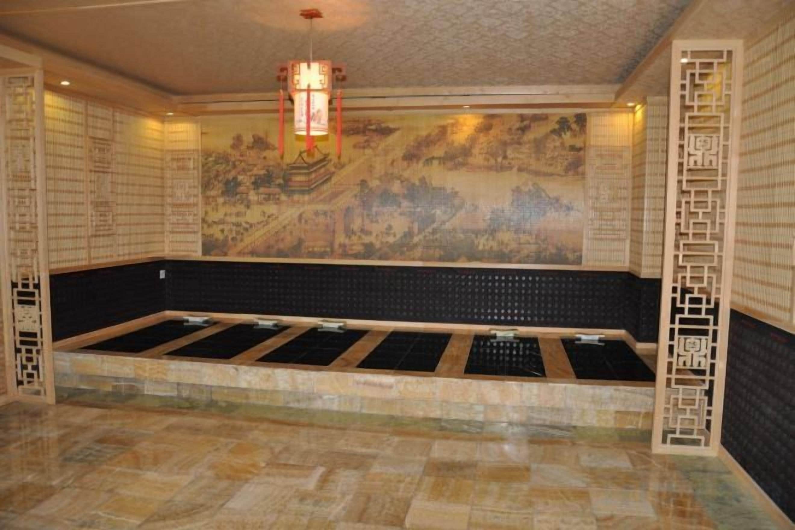 Um banho tradicional japonês com parede revestida de azulejos e um banco de madeira.