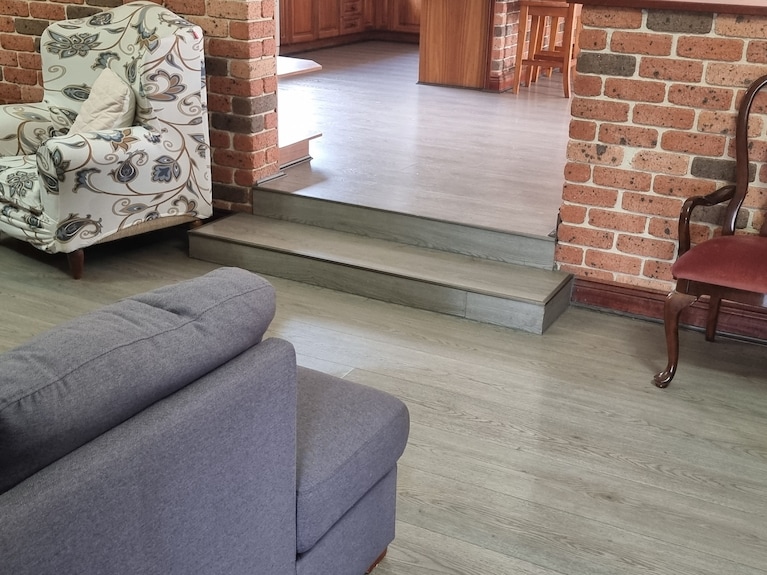 Pet Friendly\nlarge 3 Bedroom House \N2 Living Areas\nensuite & Outdoor Areas - Parramatta